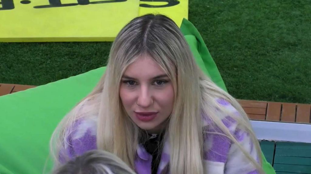 "Sto male!": Micol Incorvaia rossa dall'imbarazzo, gaffe terribile ...